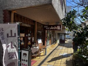 軽食喫茶山小屋／ハンバーグと焼肉のよくばり定食とオリジナルパフェ | まっしーの『おいしいっ！』