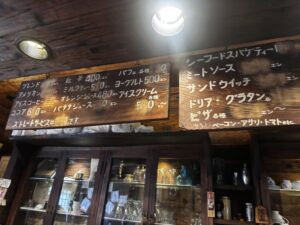軽食喫茶山小屋／ハンバーグと焼肉のよくばり定食とオリジナルパフェ | まっしーの『おいしいっ！』